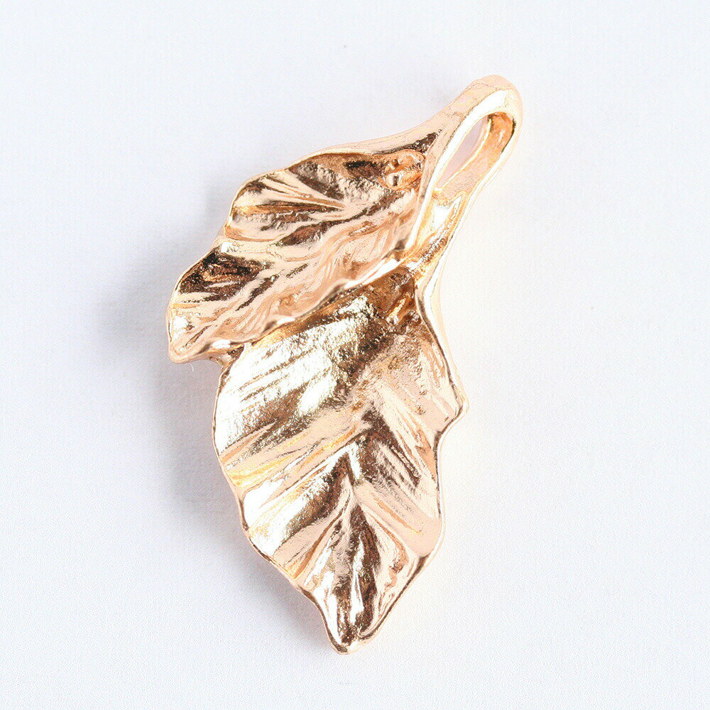 ハンドメイドアクセサリー用のパーツです。ピアスやネックレス等アクセサリーや小物作りにおすすめです。 サイズ：約18×32mm 販売単位：4個 生産国：中国 ご返品について：不良品以外のご返品・ご交換は承っておりません。 商品写真について：で...