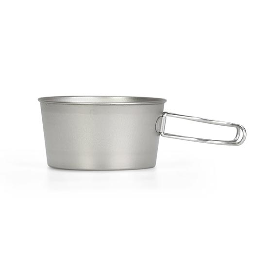 皿 コップ キャンプご好評いただいておりますフォールドハンドルシリーズですが、安定供給をするためこの度製造工場を変更し、加工方法をスピニングからプレスに変更いたします。材質／チタニウム、ハンドル：ステンレスサイズ／外径約Φ104(内径テーパ...