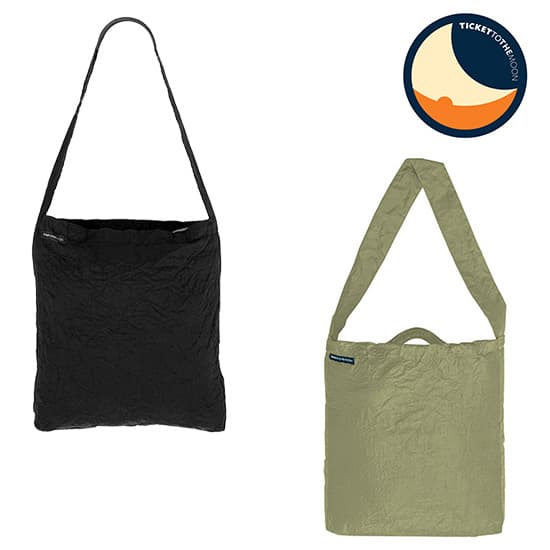 日常使い アウトドアハンモックの端材で作ったエコバッグです。パラシュート生地で作られた丈夫なハンドバッグは、収納性に優れているので、いつでも取り出せ、大切なアイテムを安全に持ち運ぶことができます。サイズ：30×32×6cm容量：10L重量：...