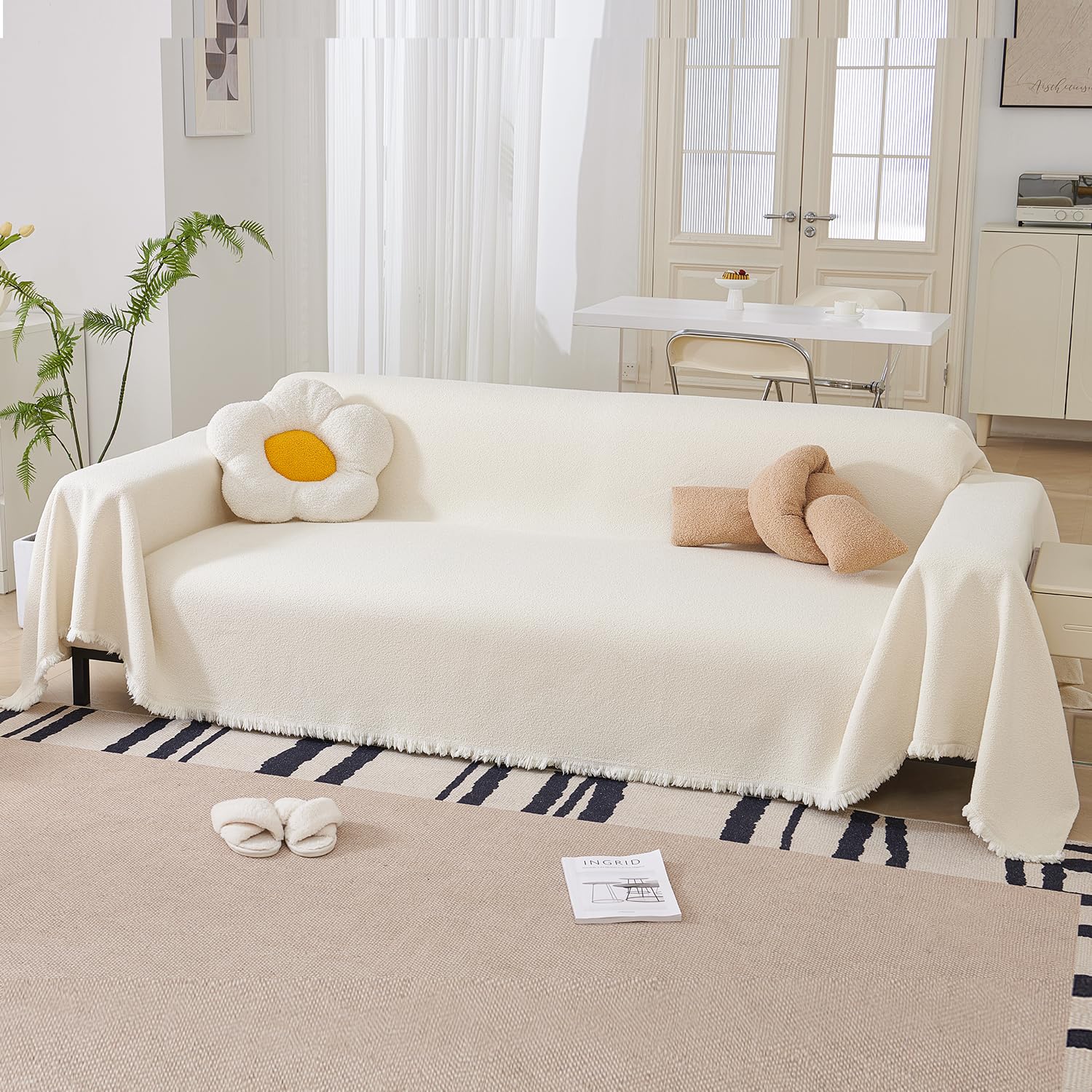 ・「お肌に優しい、安心感あるマルチカバー」：このソファーカバーはお肌に馴染みやすくなる柔らかな「テディフリース」を採用しており、サラサラ・ふわふわ触りがあります。水分を吸っても早く乾く特徴があるため、汗をかいた後のムレ・べたつきによる不快感...