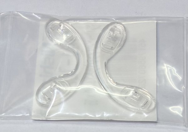 サングラス（大型、スポーツタイプ対応）にピッタリのサイズ 大型シリコン製で鼻骨の当たりを和らげたい方や発汗によるズレを防止したい方にもおすすめです。 精密ドライバーを使って交換頂く事が出来ます。◎弊社は、オークリー（ルックスオティカジャパン...