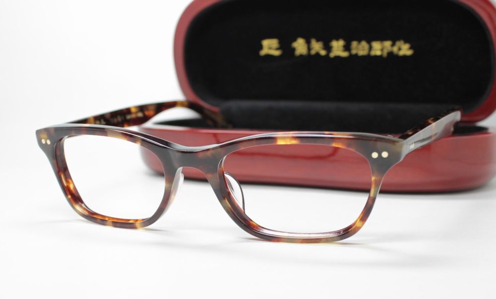 和の匠　角谷甚治郎　作　【10金飾り】　 角矢　甚治郎作のセルフレームは、最近のセルと呼ばれるフレーム（アセテートフレーム）とは一線を画します。 昔ながらのセルロイドを1本ずつ熟練の技により、HAND MADEされています。 今だけ特価⇒と...