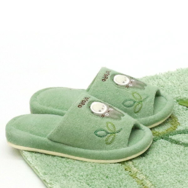 スタジオジブリ となりのトトロ 「もりのかぜシリーズ」森を吹き抜ける風に、葉っぱが舞い上がる・・映画のワンシーンを思わせる情景をトトロが見つめています。森をイメージして明るさを抑えたグリーン色が落ち着いたトイレ空間を演出します。小さなお子さ...