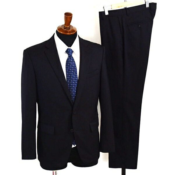 【商品説明】 ・春夏対応。2つボタンシングル。袖口3つ釦開き見せ。背抜き。センターベント。フラップポケット。ネーム刺繍なし。ウォッシャブル。 ・ノータック。裾シングル。 ・カラー：ブラック。 ※ご覧になる端末やモニター環境、照明の影響により...