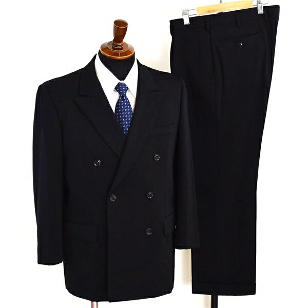 【商品説明】 ・春夏秋対応。6つボタンダブル。袖口3つ釦開き見せ。総裏地仕上げ。ノーベント。フラップポケット。ネーム刺繍あり。 ・ワンタック。裾ダブル。ウエストアジャスターなし。 ・カラー：ブラック。 ※ご覧になる端末やモニター環境、照明の...