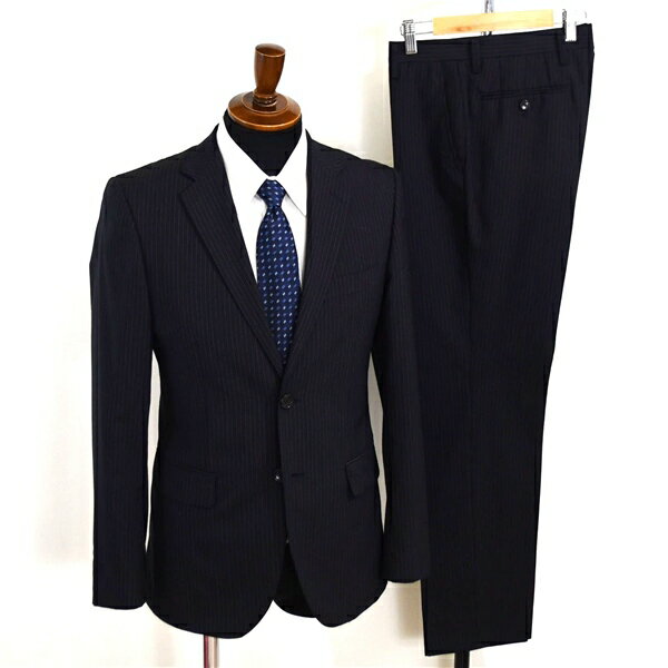 【商品説明】 ・春夏対応。2つボタンシングル。袖口4つ釦開き見せ。背抜き。センターベント。フラップポケット。ネーム刺繍なし。 ・ノータック。裾シングル。 ・カラー：ブラックにストライプ。 ※ご覧になる端末やモニター環境、照明の影響により、実...