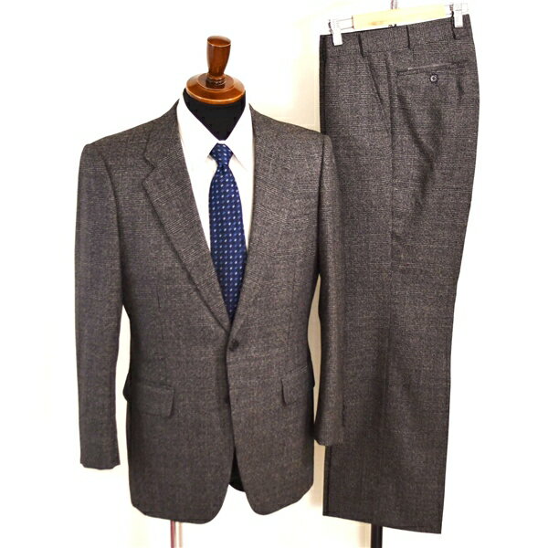 【商品説明】 ・春夏対応。2つボタンシングル。袖口3つ釦開き見せ。背抜き。センターベント。フラップポケット。ネーム刺繍あり。 ・ノータック。裾シングル。予備スラックスあり。 ・カラー：ダークグレーにグレンチェック。 ※ご覧になる端末やモニタ...