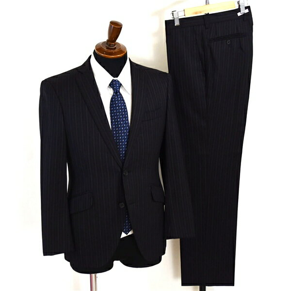 【商品説明】 ・春秋対応。2つボタンシングル。袖口4つ釦開き見せ。総裏地仕上げ。センターベント。フラップポケット。ネーム刺繍なし。 ・ノータック。裾シングル。 ・カラー：ブラックにストライプ。 ※ご覧になる端末やモニター環境、照明の影響によ...