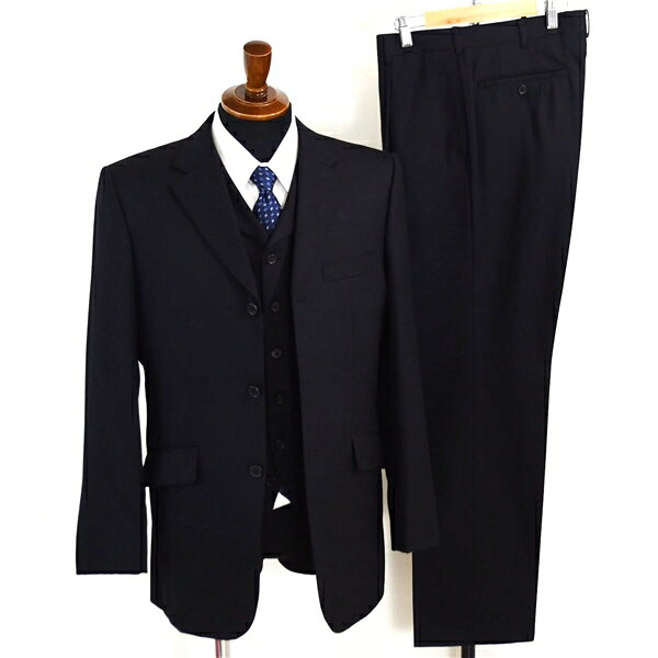 【商品説明】 ・春秋対応。ベスト付き。3つボタンシングル。袖口4つ釦開き見せ。総裏地仕上げ。サイドベンツ。フラップポケット。ネーム刺繍なし。 ・ワンタック。裾シングル。 ・カラー：ブラックにシャドーマイクロストライプ。 ※ご覧になる端末やモ...