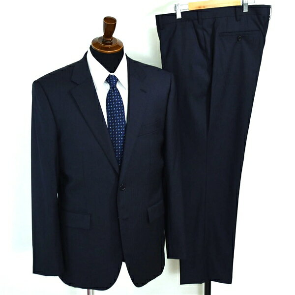 【商品説明】 ・春夏対応。シルク混生地使用。2つボタンシングル。袖口4つ釦開き見せ。背抜き。サイドベンツ。フラップポケット。ネーム刺繍なし。 ・ノータック。裾シングル。 ・カラー：ダークネイビーにシャドーストライプ。 ※ご覧になる端末やモニ...