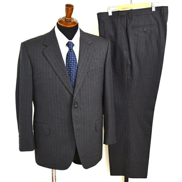 【商品説明】 ・春夏対応。段返り。3つボタンシングル。袖口3つ釦開き見せ。背抜き。サイドベンツ。フラップポケット。ネーム刺繍あり。 ・ワンタック。裾シングル。ウエストアジャスター付き。 ・カラー：ダークグレーにストライプ。 ※ご覧になる端末...