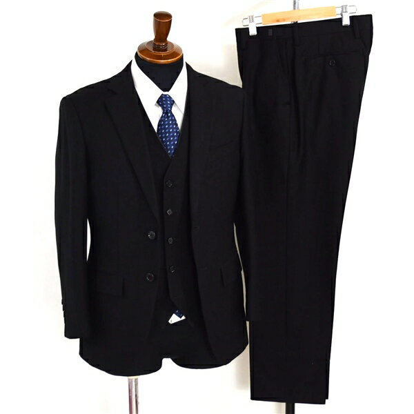 【商品説明】 ・春夏秋対応。リバーシブルベスト付き。2つボタンシングル。袖口4つ釦開き見せ。背抜き。センターベント。フラップポケット。ネーム刺繍あり。 ・ノータック。裾シングル。ウエストアジャスター付き。 ・カラー：ブラック。ベスト裏地のみ...