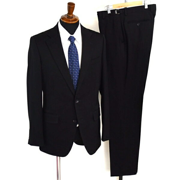 【商品説明】 ・春夏対応。2つボタンシングル。袖口4つ釦開き見せ。背抜き。ノーベント。フラップポケット。ネーム刺繍なし。 ・ワンタック。裾シングル。ウエストアジャスター付き。 ・カラー：ブラック。 ※ご覧になる端末やモニター環境、照明の影響...