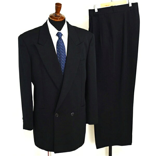 【商品説明】 ・春夏対応。2つボタンダブル。袖口3つ釦開き見せ。背抜き。サイドベンツ。ノーフラップポケット。ネーム刺繍なし。 ・スリータック。裾シングル。 ・カラー：ブラック。 ※ご覧になる端末やモニター環境、照明の影響により、実際の商品と...