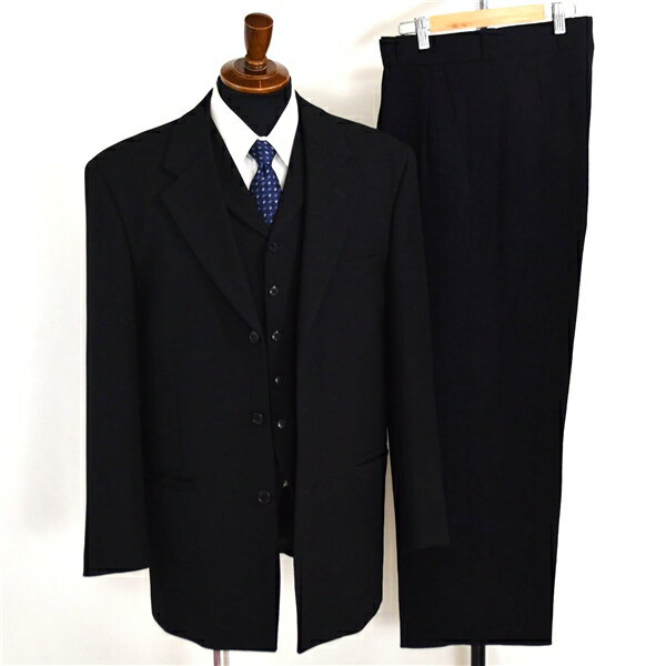 【商品説明】 ・春夏秋対応。ベスト付き。3つボタンシングル。袖口3つ釦開き見せ。背抜き。ノーベント。ノーフラップポケット。ネーム刺繍なし。 ・スリータック。裾シングル。 ・カラー：ブラックにシャドーストライプ。 ※ご覧になる端末やモニター環...