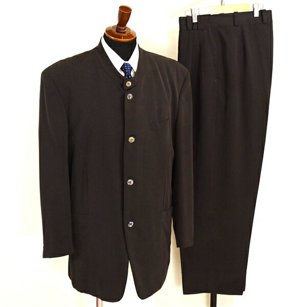 【商品説明】 ・春秋対応。マオカラー。5つボタンシングル。袖口1つ釦開き見せ。総裏地仕上げ。サイドベンツ。ノーフラップポケット。ネーム刺繍なし。 ・フォータック。裾シングル。 ・カラー：ダークブラウンにシャドーストライプ。 ※ご覧になる端末...