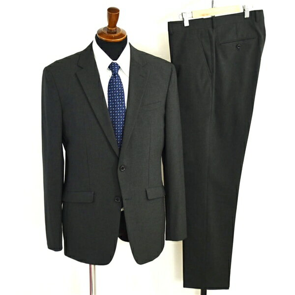 【商品説明】 ・春夏対応。2つボタンシングル。袖口3つ釦開き見せ。背抜き。センターベント。フラップポケット。ネーム刺繍あり。 ・ノータック。裾シングル。 ・カラー：ダークグレー。 ※ご覧になる端末やモニター環境、照明の影響により、実際の商品...