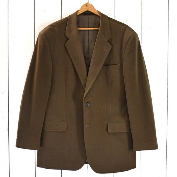 【商品説明】 ・型番：815320。春秋冬対応。ポリエステル100％。 2つボタンシングル。フラップポケット。センターベント。袖口3つボタン。開き見せ。総裏地仕上げ。ネーム刺繍なし。この機会に是非！ ・カラー：カーキブラウン ※ご覧になる端...