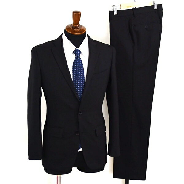 【商品説明】 ・春夏対応。 2つボタンシングル。袖口4つ釦開き見せ。背抜き。センターベント。フラップポケット。ネーム刺繍なし。ウォッシャブル。 ・ノータック。裾シングル。 ・カラー：ブラック。 ※ご覧になる端末やモニター環境、照明の影響によ...