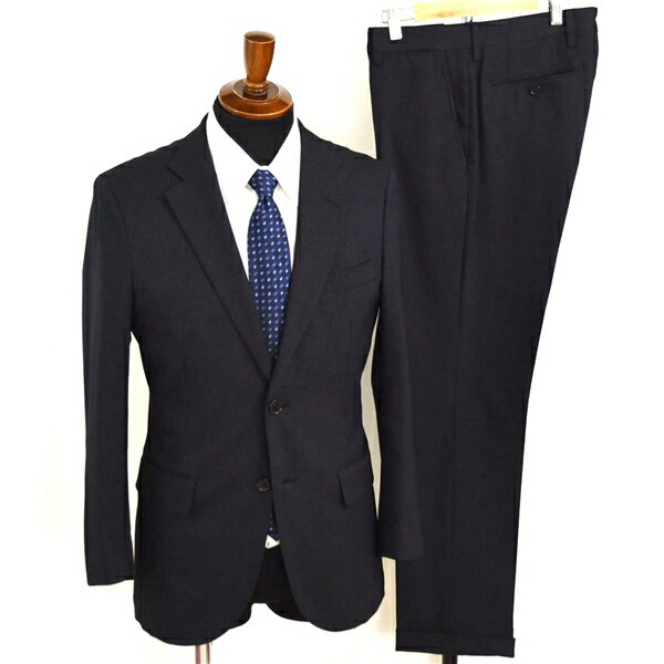 【商品説明】 ・春夏対応。2つボタンシングル。袖口4つ釦開き見せ。背抜き。サイドベンツ。フラップポケット。ネーム刺繍なし。 ・ノータック。ダークネイビー裾ダブル。ダーくグレー裾シングル。 ・カラー：ダークネイビー。スラックス一本のみダークグ...