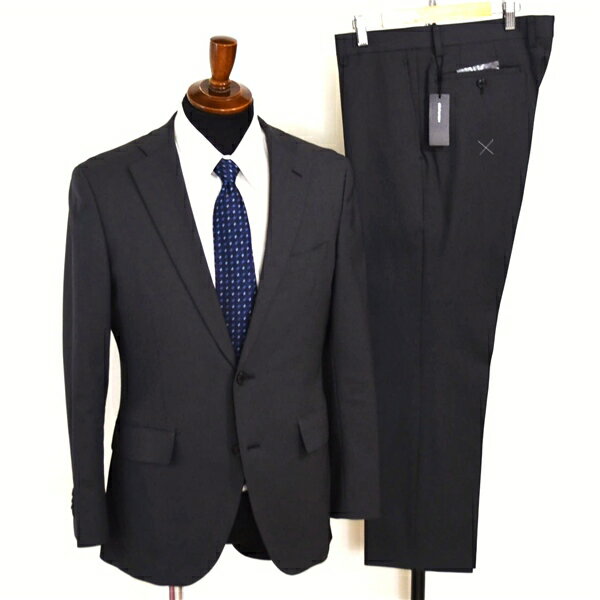 【商品説明】 ・春夏対応。2つボタンシングル。袖口4つ釦本切羽。背抜き。サイドベンツ。フラップポケット。ネーム刺繍なし。ウォッシャブル。 ・ノータック。裾シングル。スラックスのみ新品。 ・カラー：ダークグレー。 ※ご覧になる端末やモニター環...