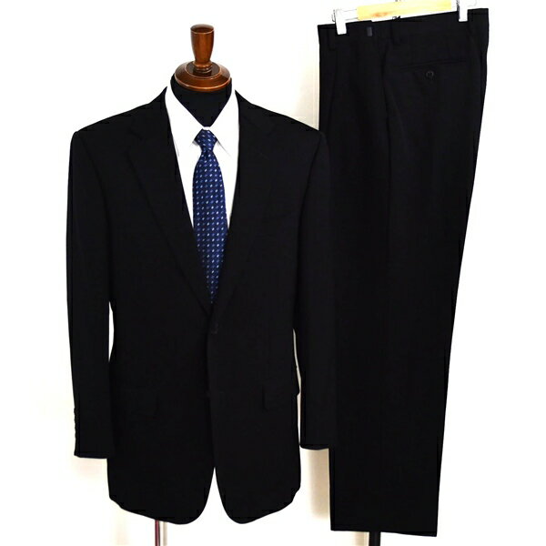 【商品説明】 ・春秋対応。カシミヤ混生地使用。2つボタンシングル。袖口4つ釦開き見せ。総裏地仕上げ。サイドベンツ。フラップポケット。ネーム刺繍あり。 ・ワンタック。裾シングル。ウエストアジャスター付き。 ・カラー：ブラック。 ※ご覧になる端...