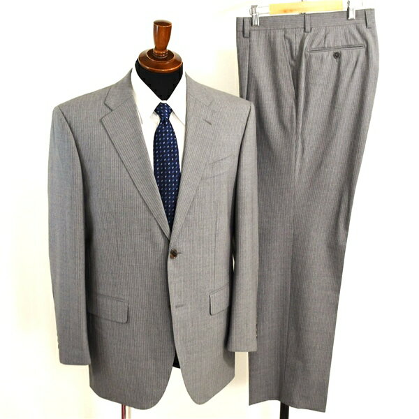 【商品説明】 ・春夏対応。2つボタンシングル。袖口4つ釦開き見せ。背抜き。サイドベンツ。フラップポケット。ネーム刺繍あり。 ・ワンタック。裾シングル。 ・カラー：ライトグレーにストライプ。 ※ご覧になる端末やモニター環境、照明の影響により、...