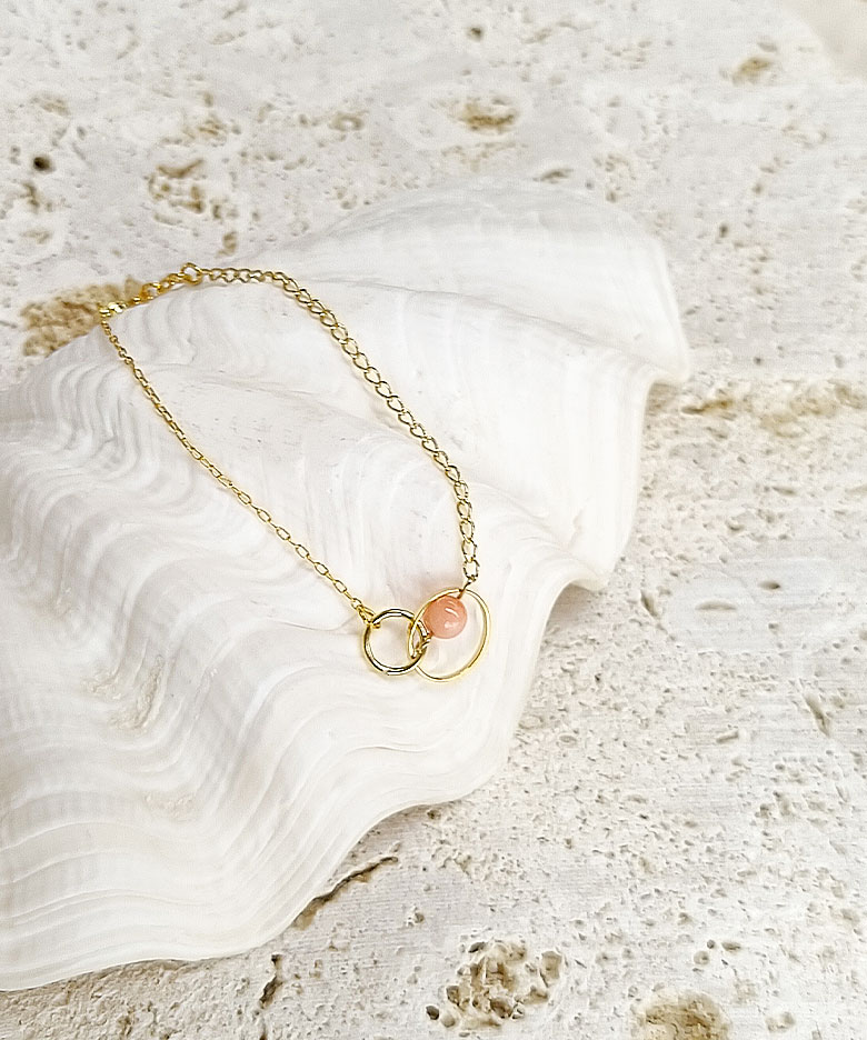 商品情報素材/材質素材：サンゴ礁サイズ/寸法FREEその他商品説明注意モニター発色の具合により色合いが異なる場合がございます。JEENAR OKINAWA / サンゴ　ブレスレット 手元にそっと華を添えるブレスレット 【ブランド】 JEEN...