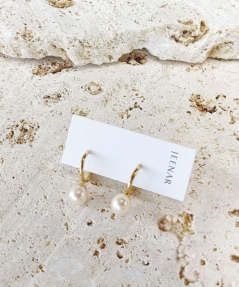 商品情報素材/材質素材：天然石　淡水パールサイズ/寸法FREEその他商品説明注意モニター発色の具合により色合いが異なる場合がございます。JEENAR OKINAWA / 天然石 淡水パール　イヤリング 艶やかな淡水パールを主役にした、シンプ...