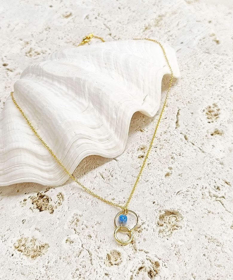 商品情報素材/材質素材：白ホタルガラスサイズ/寸法FREEその他商品説明注意モニター発色の具合により色合いが異なる場合がございます。JEENAR OKINAWA / 白ホタルガラス　ペンダント さりげなく煌めくペンダント 【ブランド】 JE...