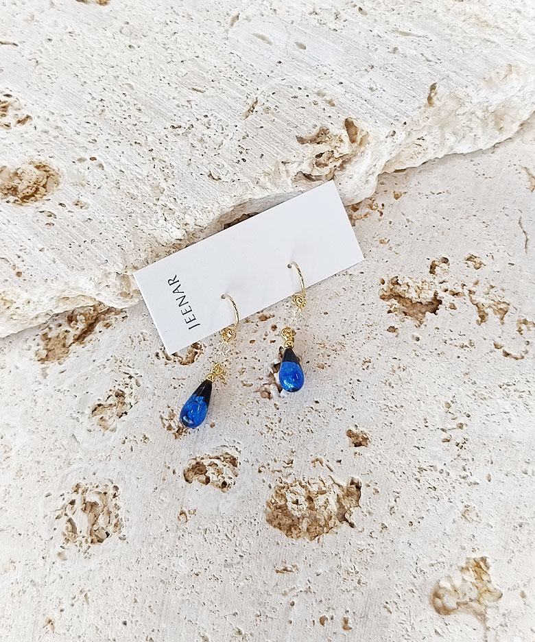 商品情報素材/材質素材：ホタルガラス、K14GOLDFILLEDサイズ/寸法FREEその他商品説明注意モニター発色の具合により色合いが異なる場合がございます。JEENAR OKINAWA / ホタルガラス　ピアス しずく型のホタルガラスをあ...