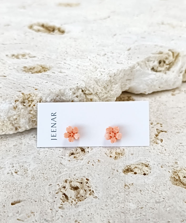 商品情報素材/材質素材：サンゴ礁サイズ/寸法FREEその他商品説明注意モニター発色の具合により色合いが異なる場合がございます。JEENAR OKINAWA / サンゴ　ピアス 小ぶりなフラワーモチーフに、やさしいピンクカラーのサンゴをあしら...