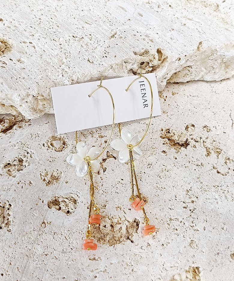 商品情報素材/材質素材：サンゴ礁、金サイズ/寸法FREEその他商品説明注意モニター発色の具合により色合いが異なる場合がございます。JEENAR OKINAWA / サンゴ　ピアス やわらかな乳白色のフラワーモチーフに、ピンクサンゴを添えた華...