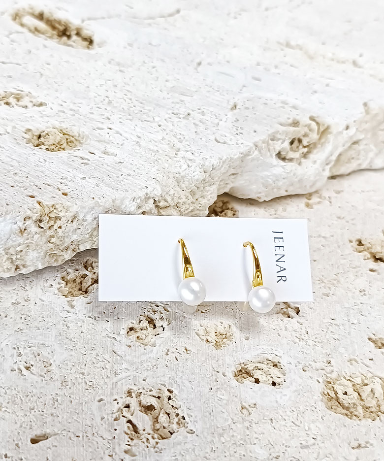 商品情報素材/材質素材：天然石　淡水パールサイズ/寸法FREEその他商品説明注意モニター発色の具合により色合いが異なる場合がございます。JEENAR OKINAWA / 天然石 淡水パール　ピアス 艶やかな淡水パールをシンプルにあしらったピ...