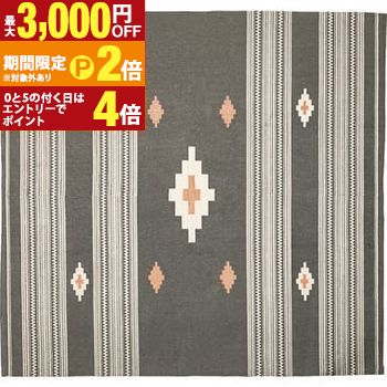 材質 コットン 機能 裏面:スベリ止め加工 注意事項 ※厚手のラグを折りたたんだパッケージのため、開封直後はたたみジワが出やすくなります。※床暖・ホットカーペットでのご使用はお控えください。※手作業で作製されているため、サイズに多少の誤差が...