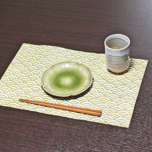 金色輝く豪華な青海波模様が美しい。揉みと光沢を加えた薄手の越前和紙ランチョンマットです。8枚入りのパックです。ランチョンマットの他にも、ラッピングペーパーや花敷き、折り紙、懐紙、コースター、ちぎり絵、絵手紙などさまざまなペーパ−クラフトにお...