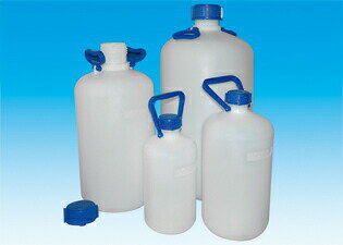 非常に頑丈な厚手のびんです。シールリング付きキャップが使われているため圧力にも耐えられます。運搬用ハンドル付き。品番:1644容量(L):5口内径(mm):52.5口外径(mm):62.5ボトル径(mm):170ボトル高さ(mm):345素...