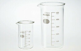 容量(mL):2000直径×高さ(mm):122×240目盛(mL):250材質:ほうけい酸ガラス-1耐熱温度:耐熱温度【別名:ヒートショック/サーマルショック/熱衝撃】は250℃です。*JISR3502に規定されており何℃の温度差まで持つ...