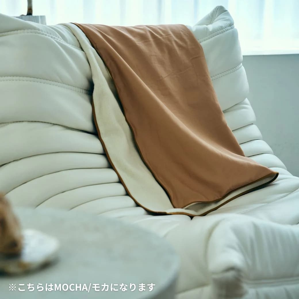 温泉のような心地よさを追求したハーフサイズのブランケットです。 特殊加工ラジウム鉱石シート入りで、羽織るだけで“じんわり温かく”、一年中快適なリラックスタイムをサポートします。 表生地はサテン綿100%、裏生地は起毛綿100%。 洗濯機使用...