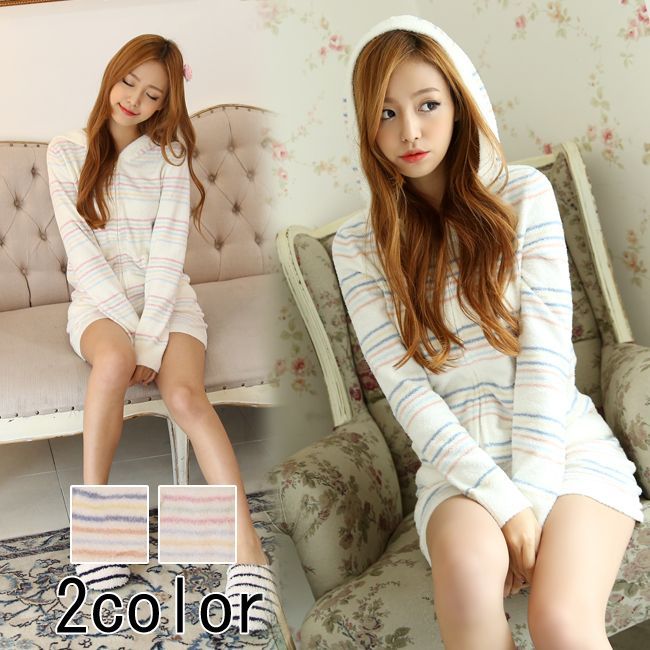 やわらかで肌触り抜群のもこもこ素材を使った、 パーカー＆ショートパンツのルームウェアセットです。 淡いペールトーンのボーダー柄が女性らしく、 優しい雰囲気の大人可愛いデザインに仕上がっています。 トップスは使い勝手の良いジップタイプ。 フロ...