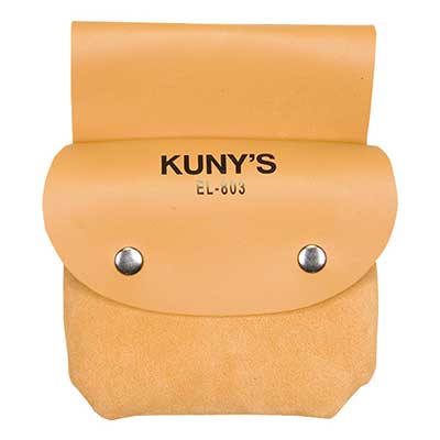 【特長】 ●ボタンの付いた小物ケース。●8cmまでのベルト幅に対応します。●ポケットは中身が取り易い大きめサイズです。 【仕様】 ●サイズ(mm)：W152xH191●材質：フルグレインレザー●重量(g)：226.5 【注意事項】 ※クニー...