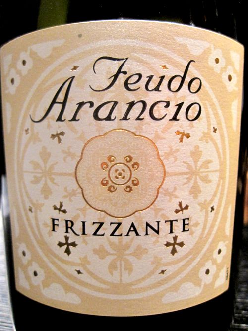 ■今回、ご紹介する泡物は、弱発泡性ですので全体に優しくきれい。 使用されているのは、シチーリア島の土着葡萄である「グリッロ」から造られたものです。 アランチョの通常のスティルワインである「グリッロ」は、個人的にもとても好きなワインであり、フ...
