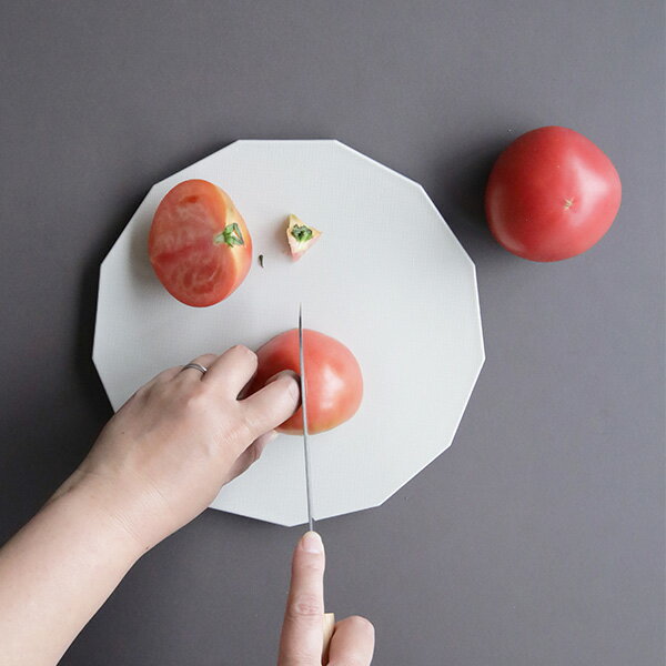 ※モニター環境により多少色合いが異なりますので、予めご了承下さいませ。【KOZラッピング対象商品です】詳しくはこちら▽ サイズ：W24/D24/H1.5cm素材：高密度ポリエチレン重量：640g※食洗機対応可 ( 耐熱温度 100 度 ) ...