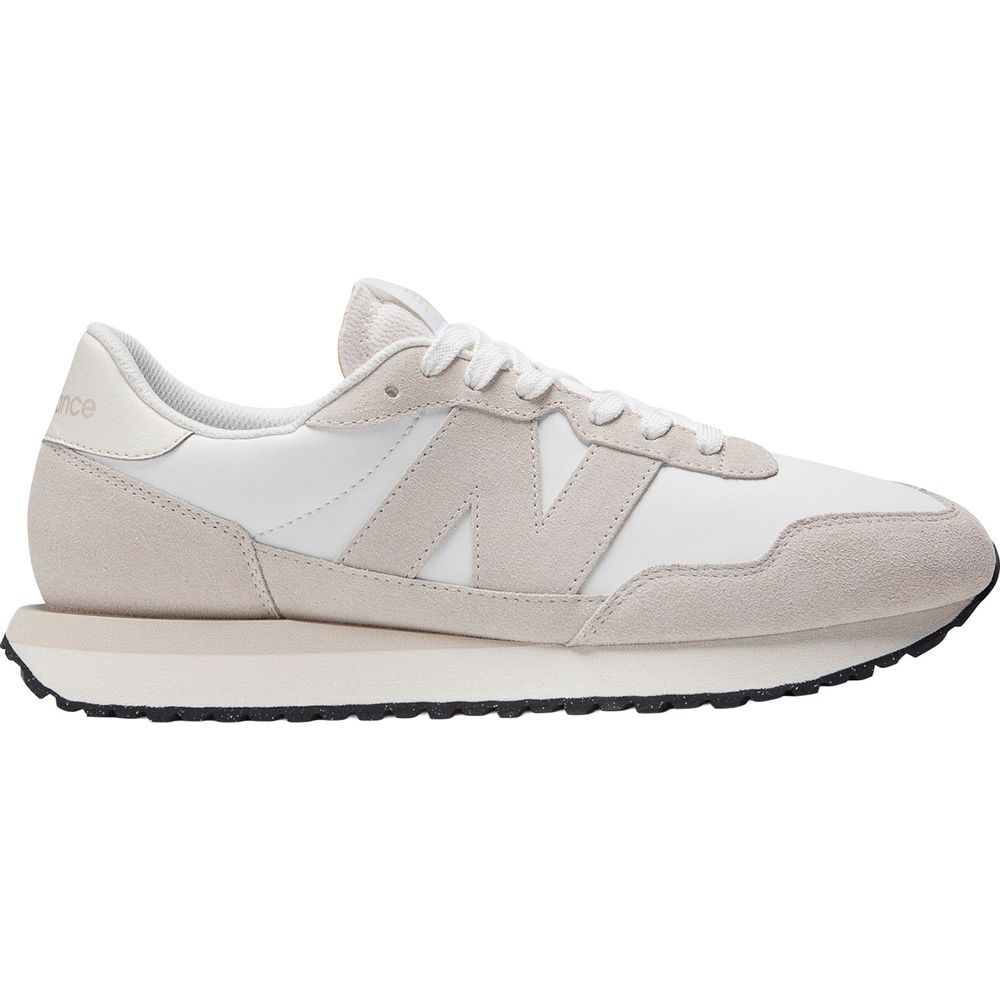 WHITE(-) メーカー希望小売価格はメーカーカタログに基づいて掲載しています。 70年代から80年代のランニングシューズのスリム＆ロープロファイルなシルエットを現代風にリファインし、印象的なビッグNロゴで仕上げた「237」にシーズナルカ...