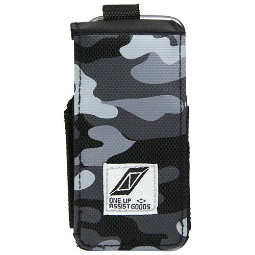 ワークから普段使いまで活躍してくれる小物ケースです。【用途】電子タバコの収納。【機能】脱落しにくいフラップ付きポケットです。　　　　収納したまま充電可能です。●カラー:迷彩グレー。●カラビナ付。●サイズ:幅60×高さ110×奥行30mm。