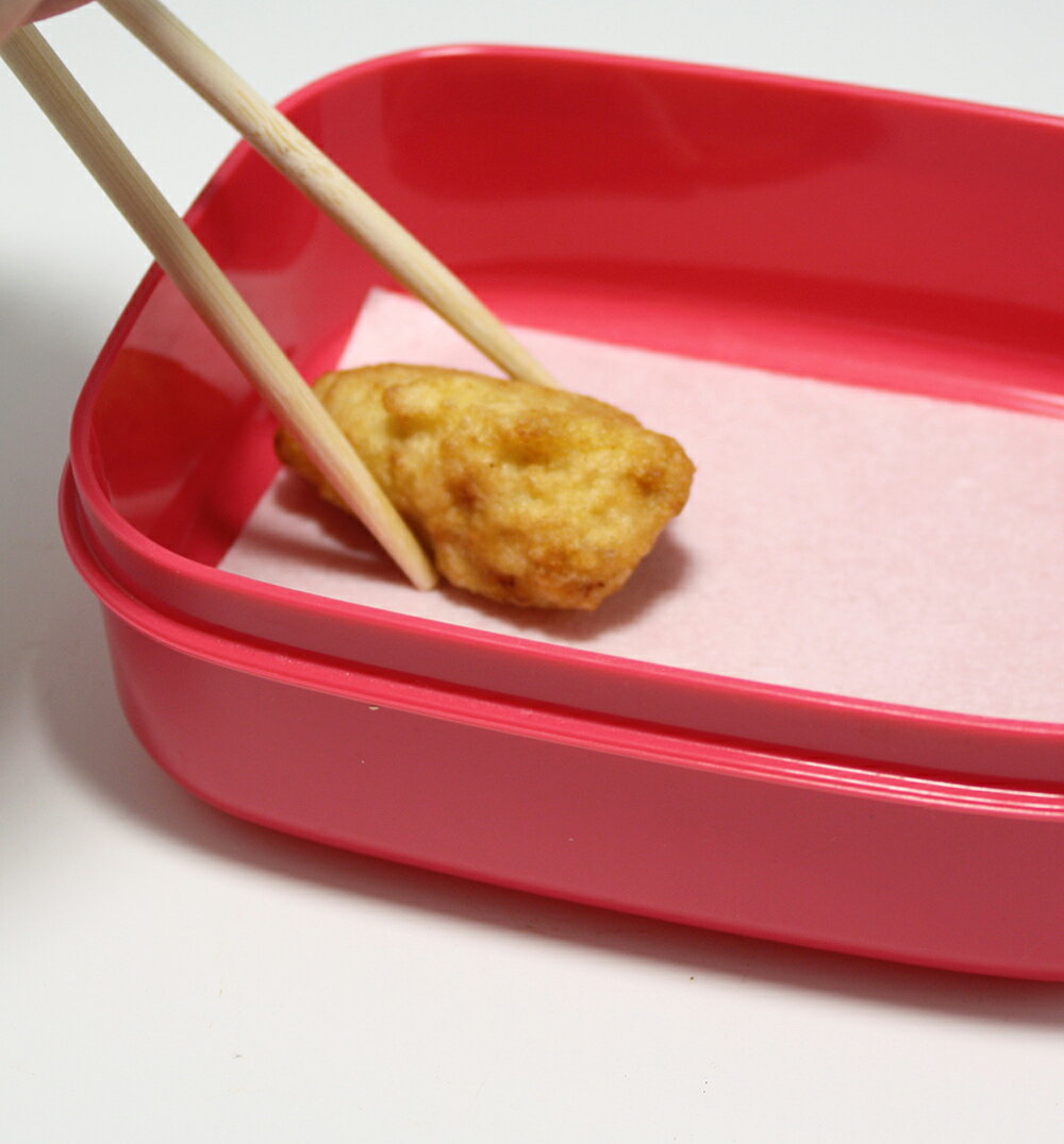 ◆おかずの下に敷いて、余分な油分や水分を吸収する3層楮のシート。 ◆汁や油を吸うから、帰宅してからの面倒なお弁当箱洗いが楽になります。 ◆お弁当箱やカップのサイズに合わせカットできます。 ◆冷凍小分け時に食材の下に敷いて、解凍時の水分吸収に...