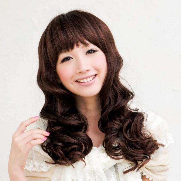 使い道いろいろ、ふんわりカールで女の子らしく！ 重た目のバングにウェーブロングが特徴のスタイル！そのままかぶるのも可愛いし、毛先をほぐしてボリュームを出しても可愛い！！女の子憧れのふんわりスタイル！！ 「ブラウニー (BROWNIE)」深み...