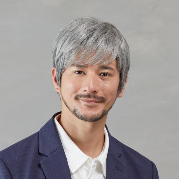 動かしやすい渋めショートスタイル 簡単スタイリングで決まる、そんな渋めなショートスタイルを3種類のカラーで。 「グレー75% (Gray 75%)」太陽光の下でも自然な色艶のデザイングレーヘア。 この混ざり方は総手植えならでは！ JANコー...