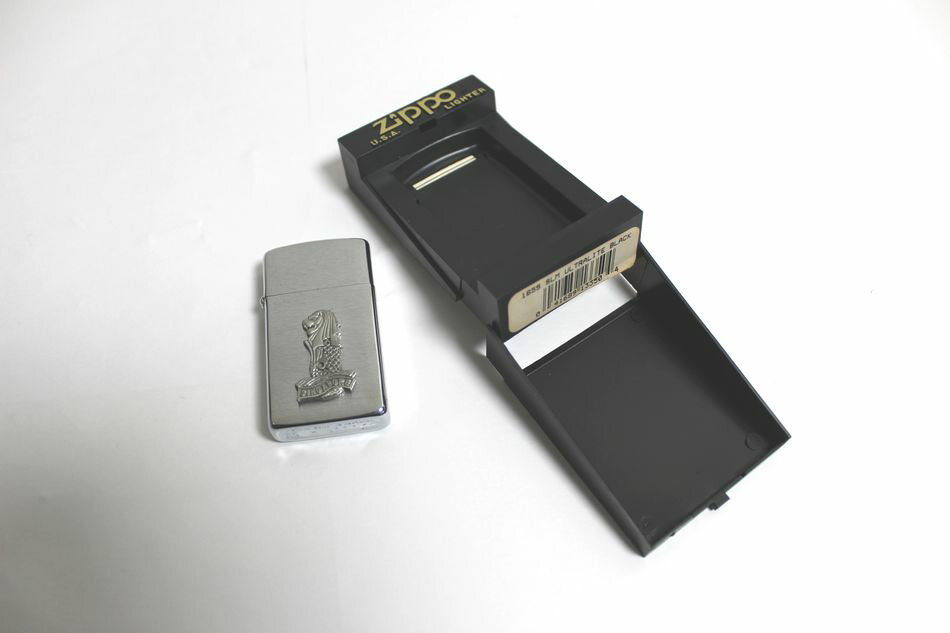 商品情報付属品映像が全てです。(元ケースは送付ケースとお考え下さい。)サイズ・その他★ブランド・・・・ZIPPO★製造年・・・・2000年★カラー・・・・シルバー系(映像でご確認下さい。)★本体サイズ（W×H×D）(cm)(多少の誤差はお許...