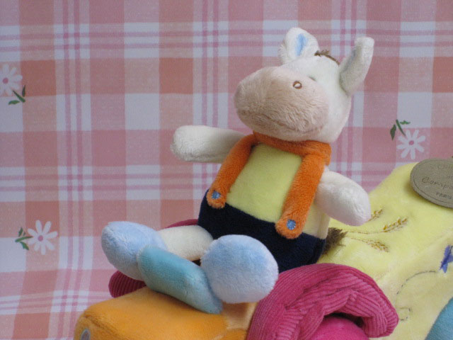 【出産祝い】【誕生日プレゼント】を贈るなら、Doudou（ドゥドゥー）のかわいらしいぬいぐるみ 【smtb-m】 トラクターウィズドンキーは愛嬌いっぱいトラクターに乗っているドンキーがとってもかわいらしくて癒し効果抜群！！ 各パーツにはマグ...